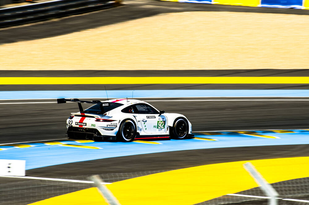 Porsche 911 RSR röd böj 24H Le Mans 2022 - Tavlor och bilder