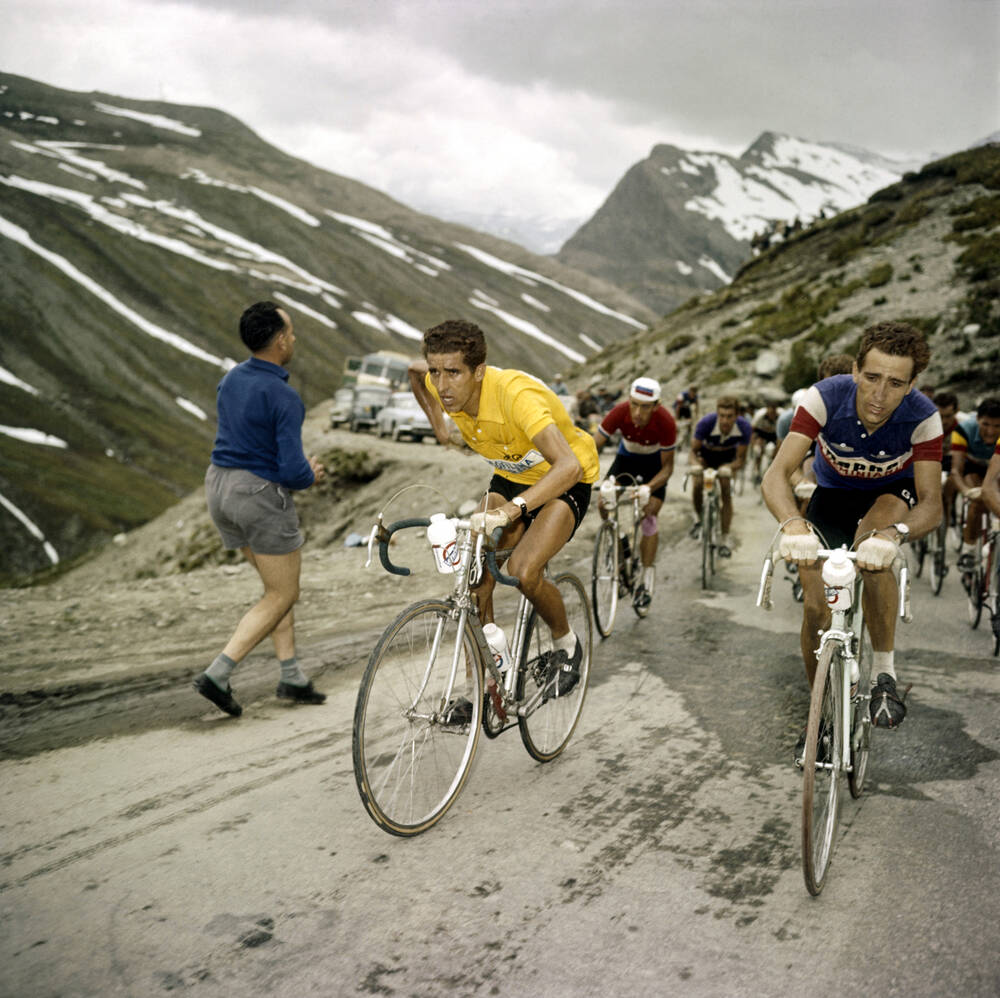 Federico Bahamontes en Roger Rivière in de Alpen - Foto en Poster te koop