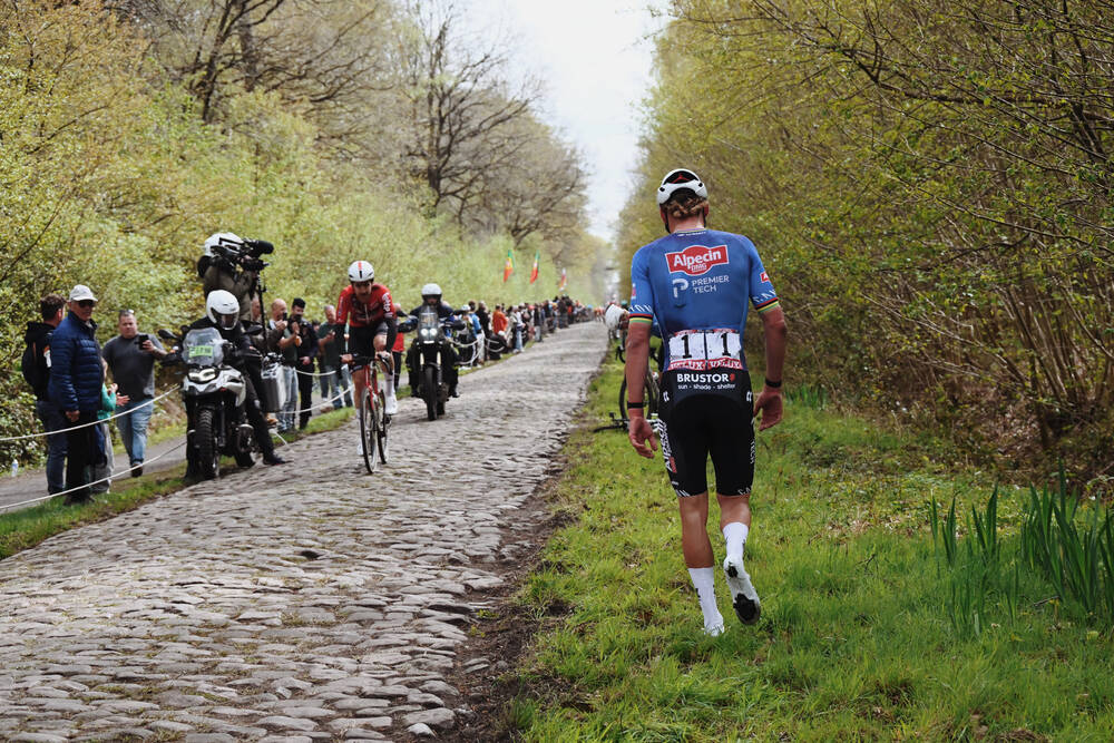 Paris Roubaix 2026 La solitude Van der Poel - Photo et Tableau ...