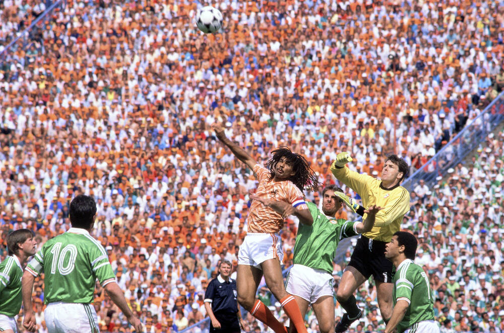 Ruud Gullit face à l'Irlande lors de l'Euro 1988 - Photo et Tableau ...