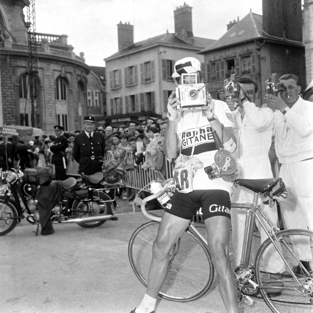 Tom Simpson photographs the press - Photographic print for sale