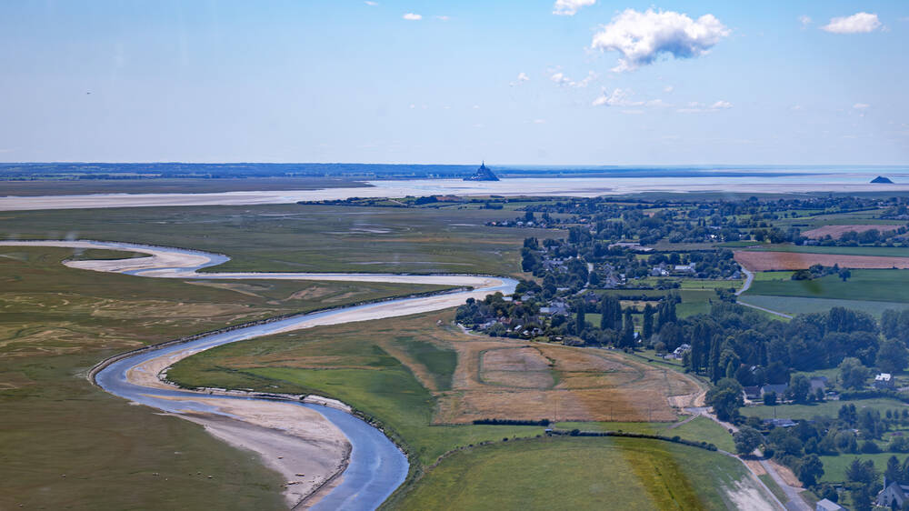 The Sélune estuary and Mont Saint Michel seen from the air ...