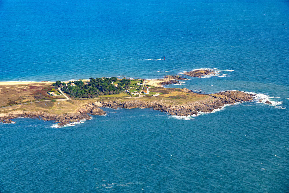 La pointe des corbeaux et son phare à la pointe Sud de l'Ile d'Yeu ...