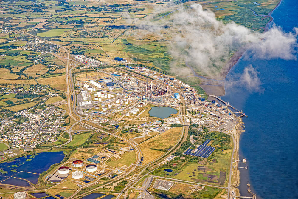La reffinerie de Donges Montoire à Saint Nazaire au bord de la Loire ...