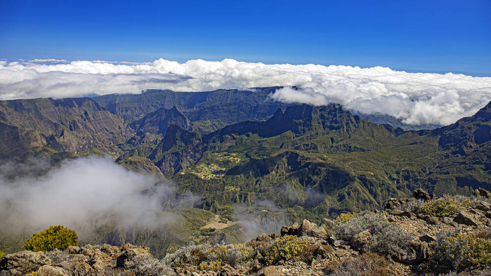 Le cirque de Mafate depuis la crete du Brand Bénare à la Réunion ...