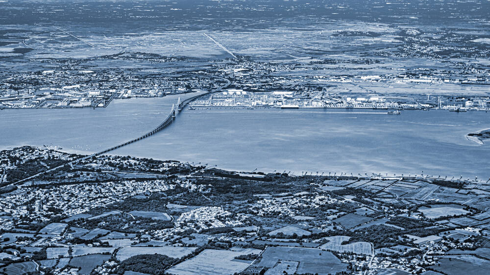 Les raffineries de Donges à Saint Nazaire vues d'avion - Photo et ...