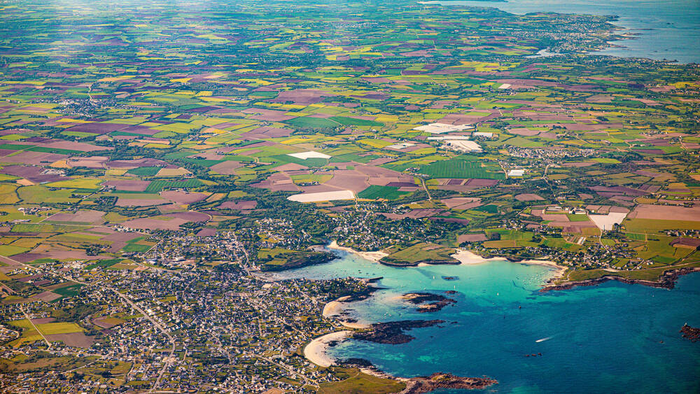 Portsall en Porspoder vanuit de lucht gezien in Noord-Finistere - Foto ...