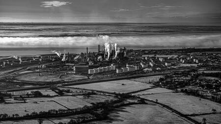 Raffinerie de Donges Saint Nazaire sur l'estuaire de la Loire - Photo et Tableau - Editions ...