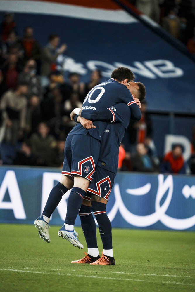 Jr Y Messi Lionel Messi Swung Neymar Junior's Move To Barcelona Over