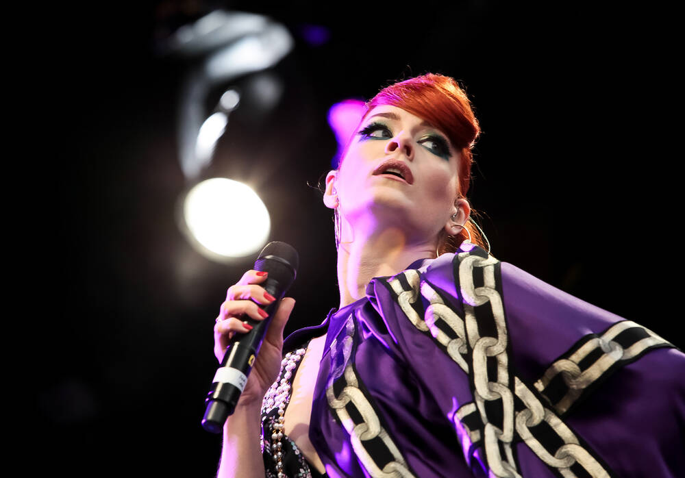 Ana Matronic von Scissor Sisters führt auf der Bühne des Tower of ...