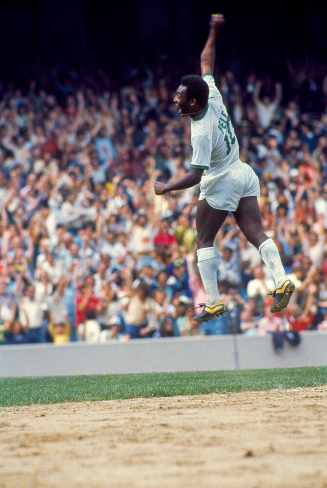 Pelé en compétition pour le NY Cosmos - Photo et Tableau - Editions ...