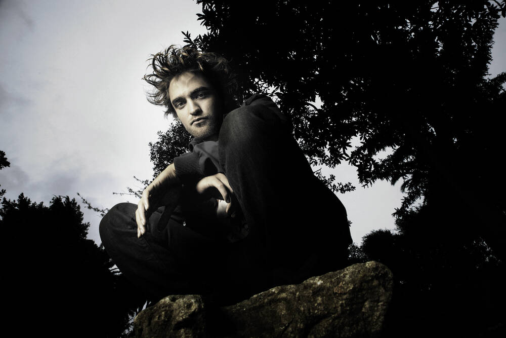 L'acteur Robert Pattinson pose pour la Twilight Portrait Session ...