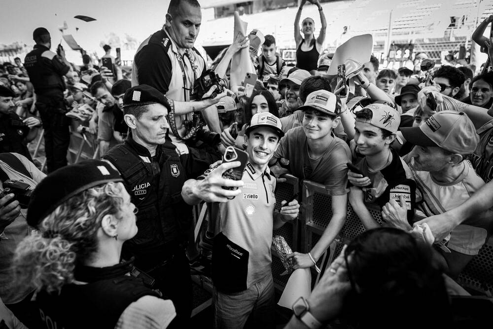 Marc Marquez et ses fans - Photo et Tableau - Editions Limitées - Achat ...