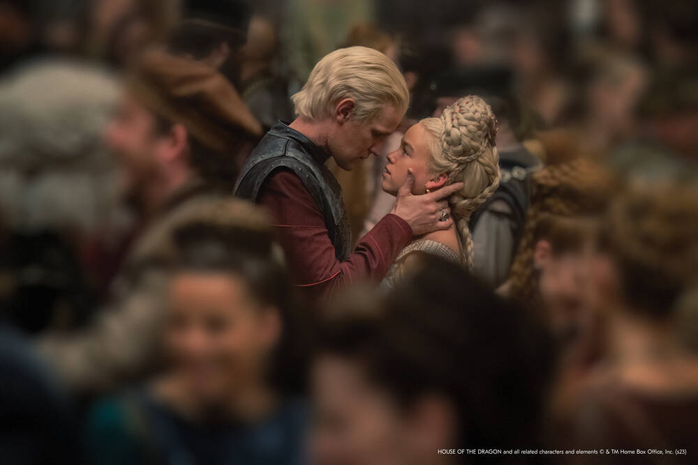 Daemon Targaryen embracing Rhaenyra - Foto en Poster te koop